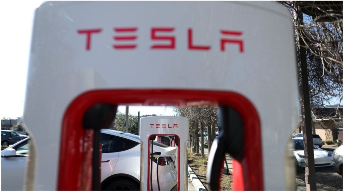 Tesla mejora la inteligencia artificial de sus vehículos - La Opinión