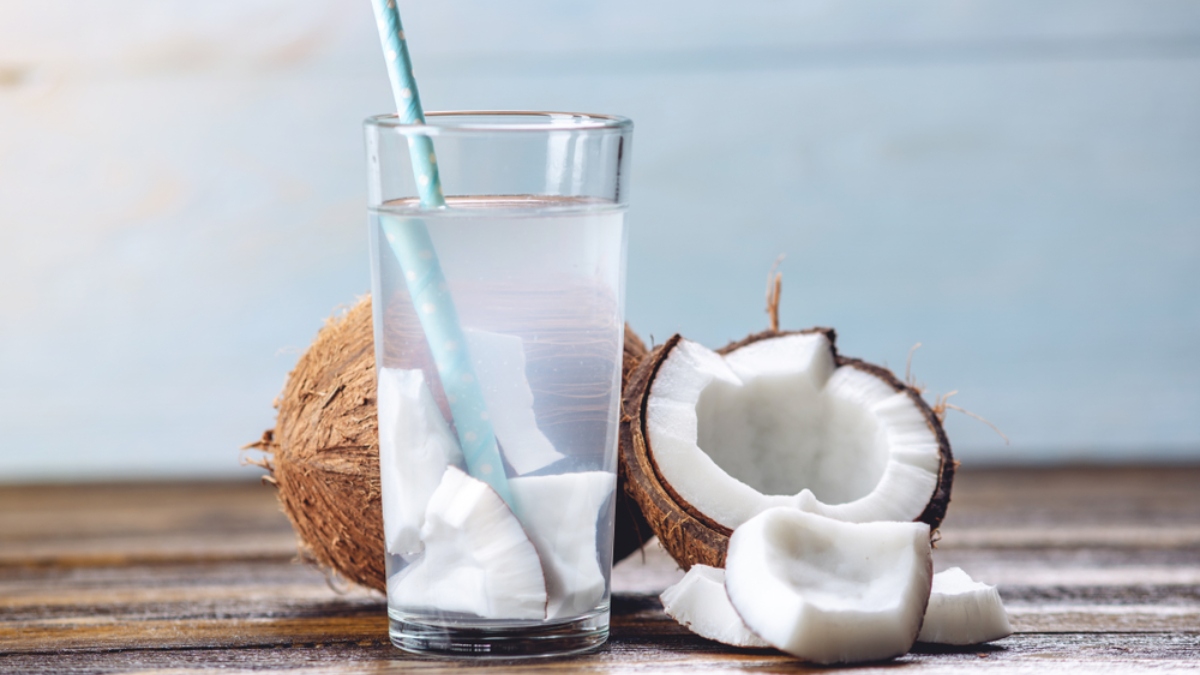 5 beneficios del agua de coco que debes incluir en tu dieta - La Opinión