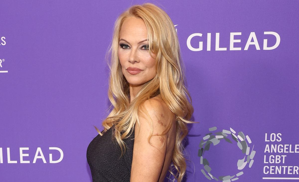 A sus 55 años Pamela Anderson posa en minúsculo traje de baño rojo ...