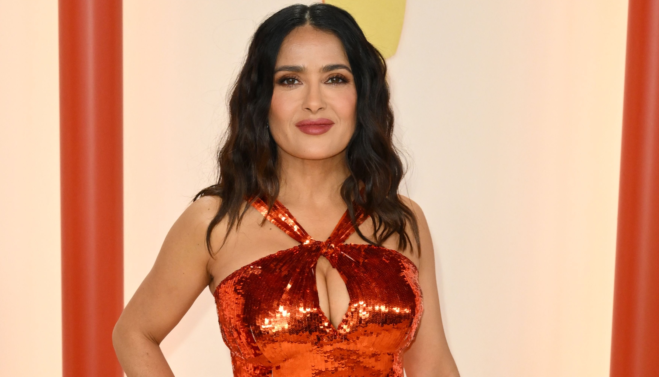 Salma Hayek presume su figura en ajustado traje de baño mientras se divierte en la piscina - La ...