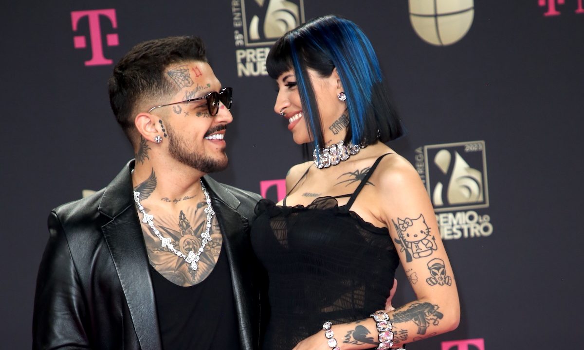 Cazzu disfruta su avanzado embarazo posando con la Mona Lisa en París ...