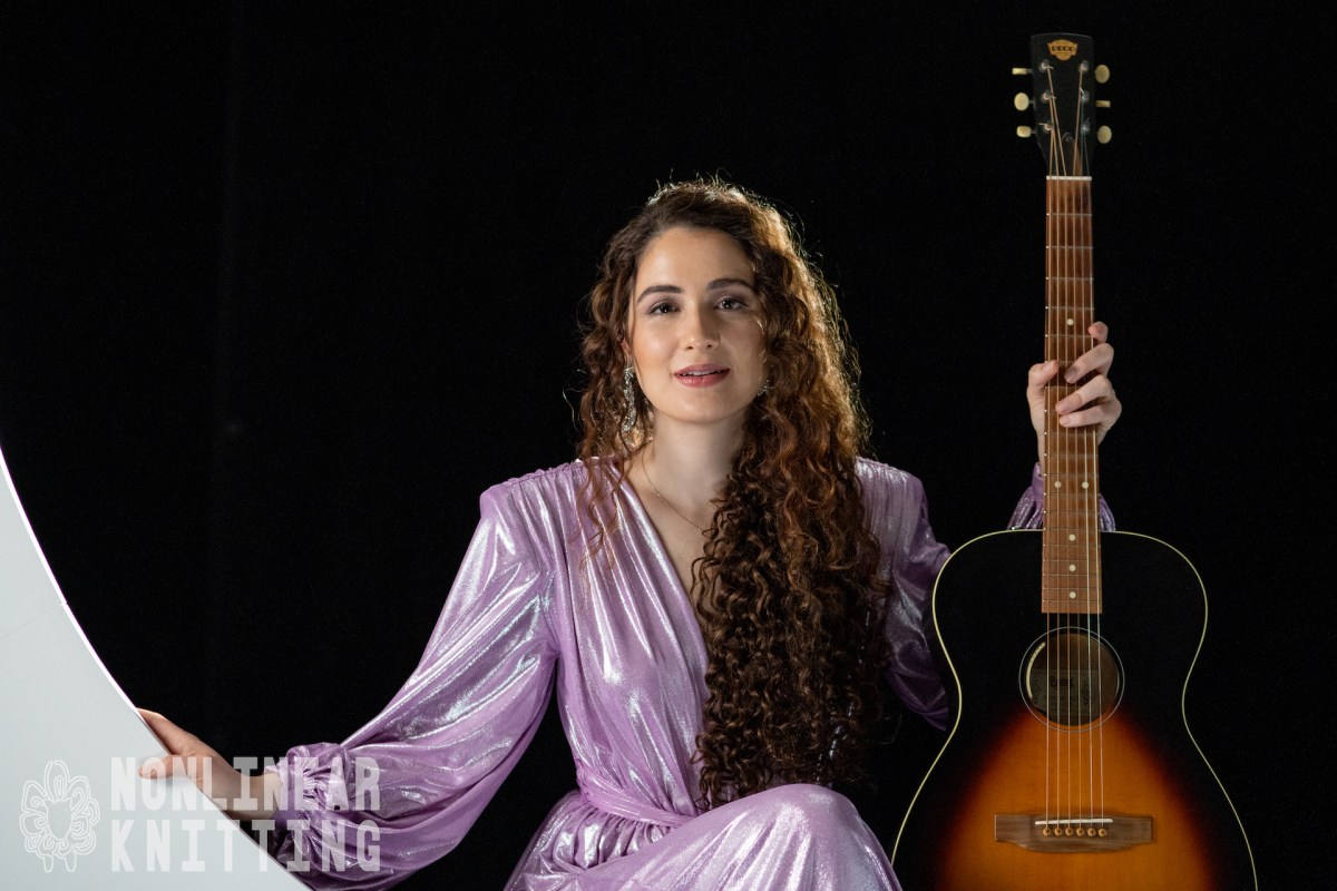 Allison Strong regresa con su primer amor - La Opinión