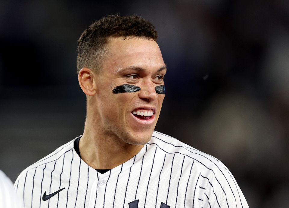 Aaron Judge se hace viral por enternecedora imagen jugando con su perro ...