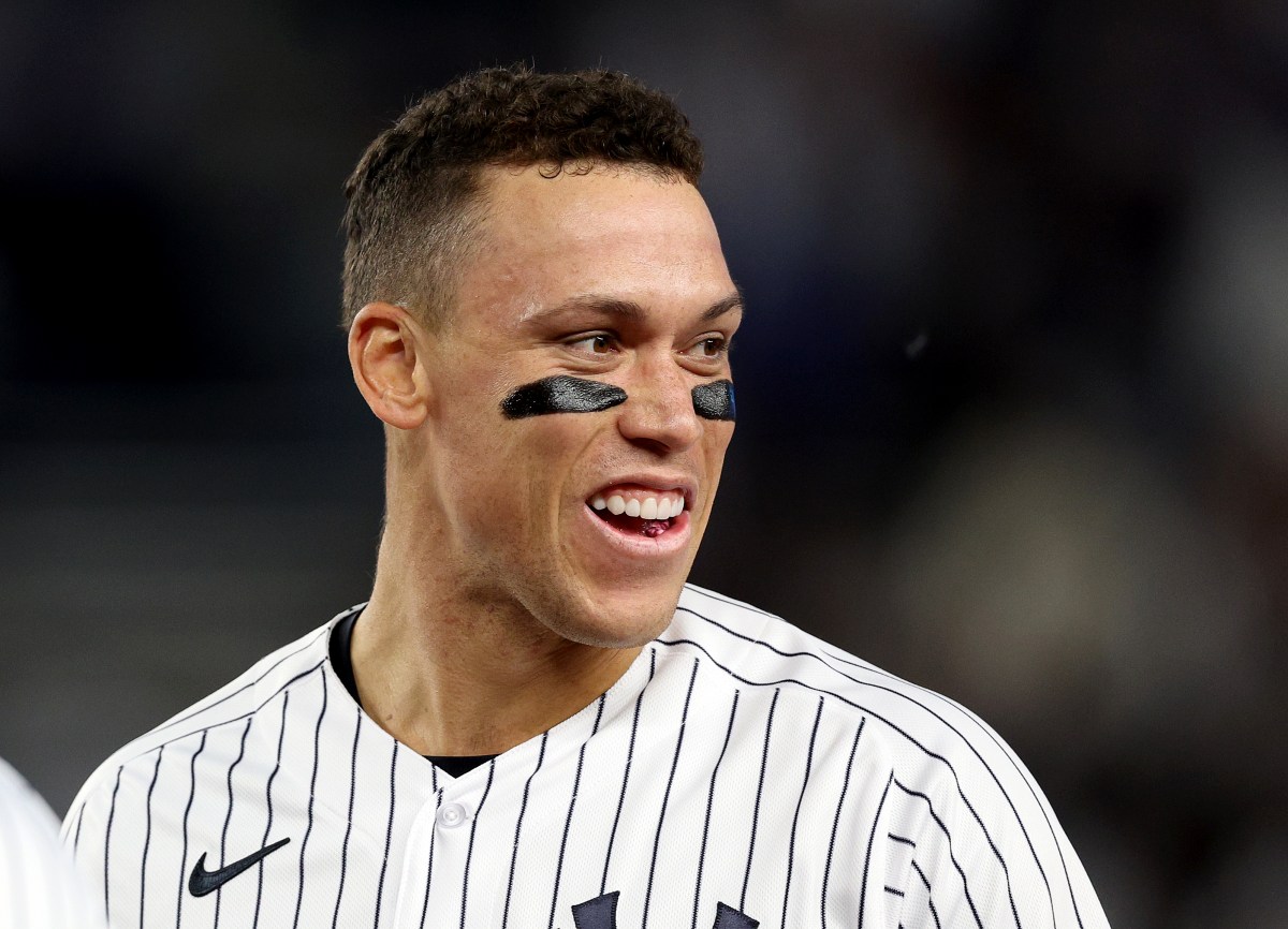 Aaron Judge se hace viral por enternecedora imagen jugando con su perro ...