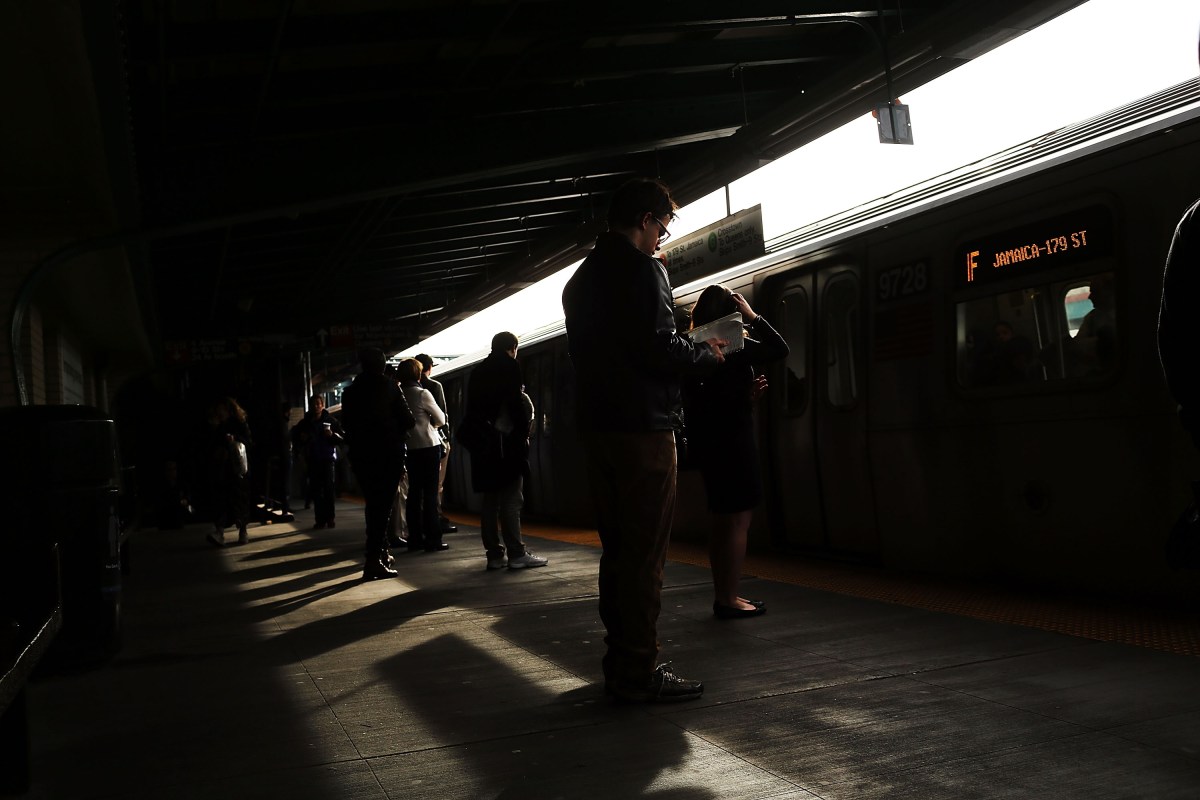 Mujer en Nueva York quedó paralizada tras ser empujada por un hombre ...