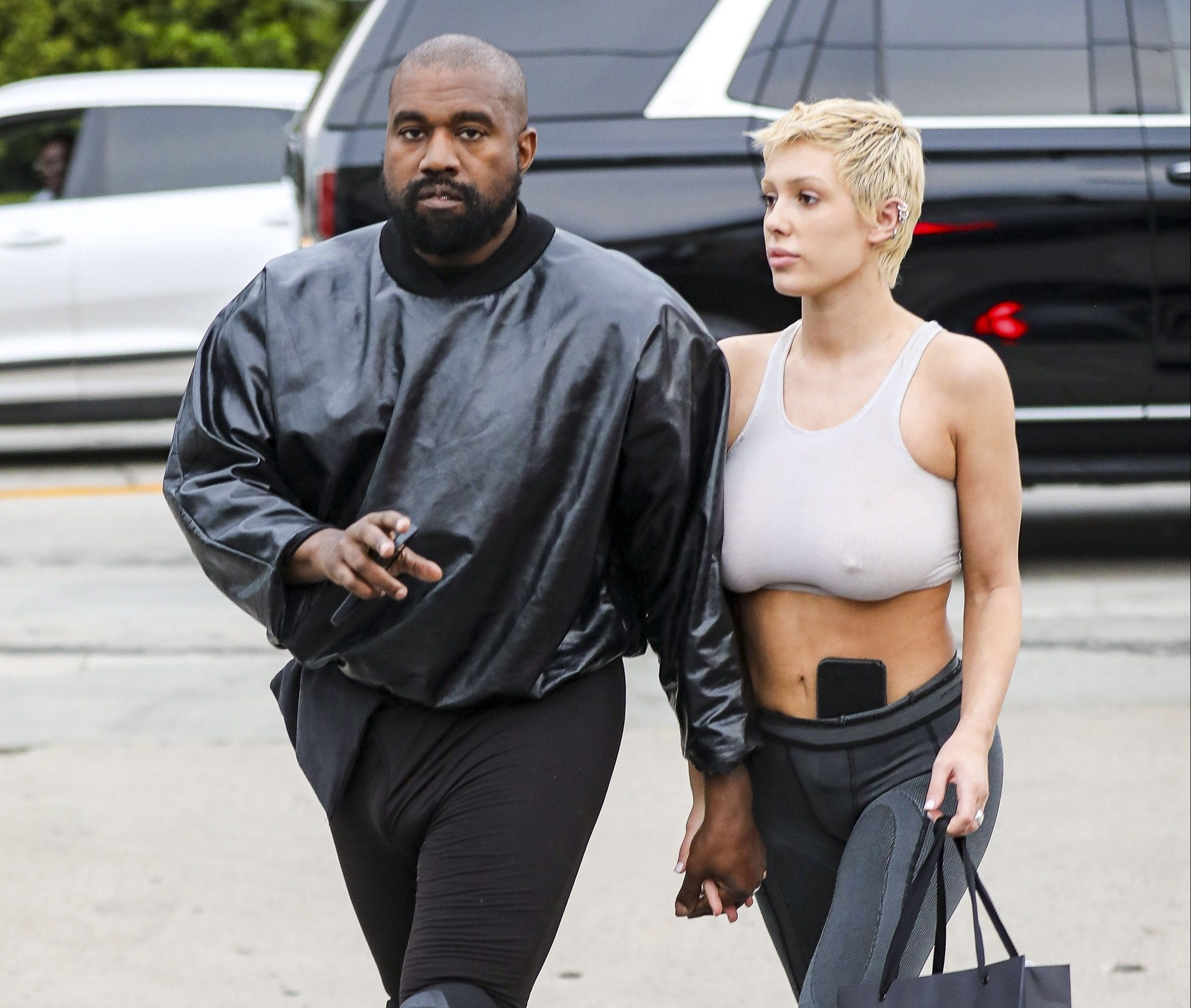 Esposa de Kanye West aparece sin ropa y usando cinta adhesiva ¡Llueven críticas para Bianca ...