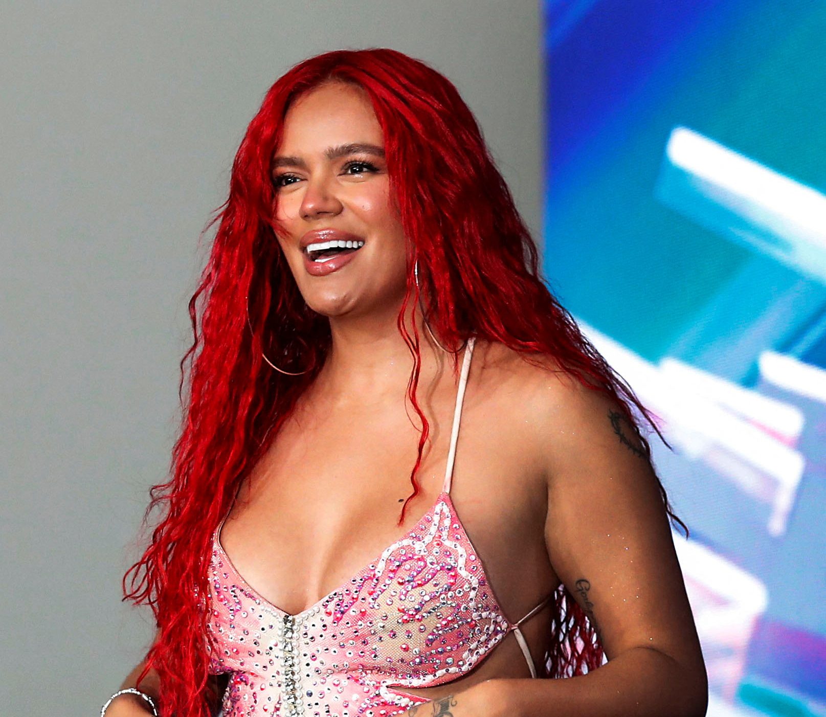 En tanga de encaje negro y sin sostén, Karol G presume su cuerpazo desde una piscina - La Opinión