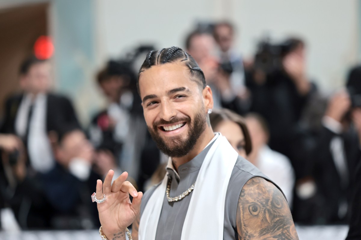 Maluma limpia popó de su perro antes de la llegada de su nuevo Ferrari ...