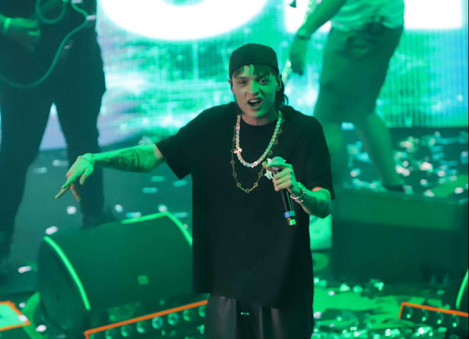 Peso Pluma presume su nueva dentadura de diamantes con detalles de ...