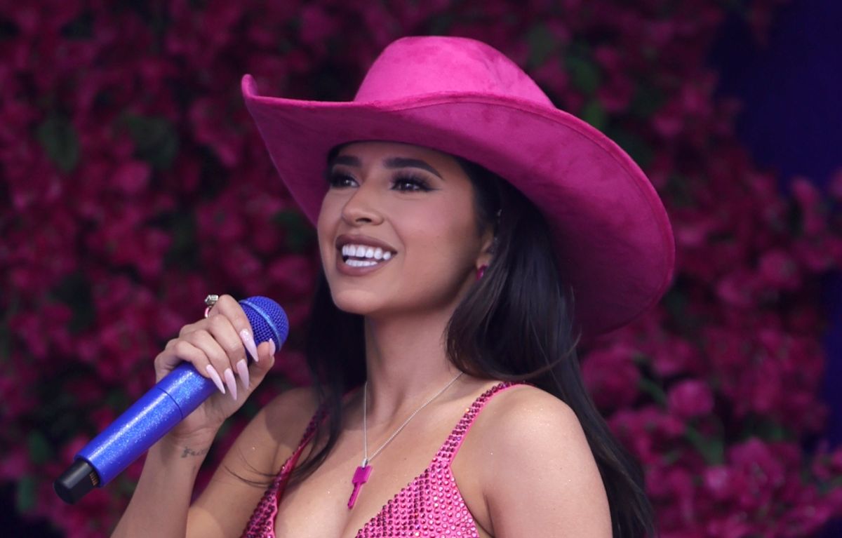 Becky G luce su figura en el gimnasio al hacer ejercicios con aparatos ...