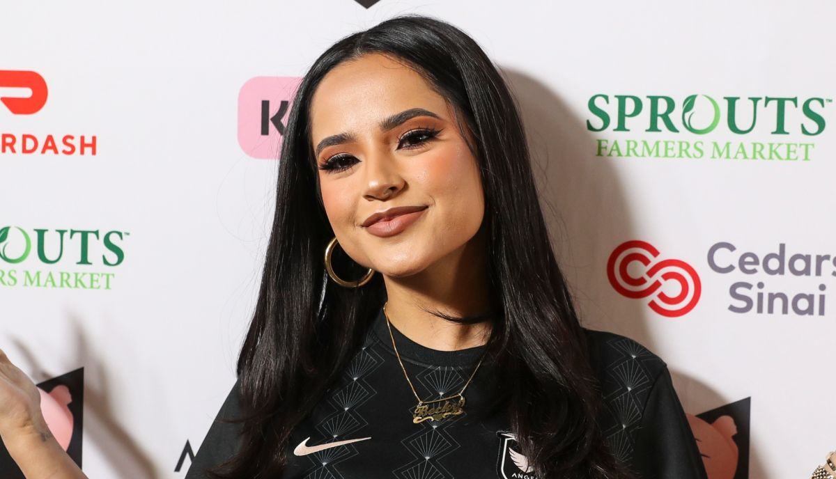 Becky G posa de espaldas usando enterizo blanco y anuncia las fechas de ...