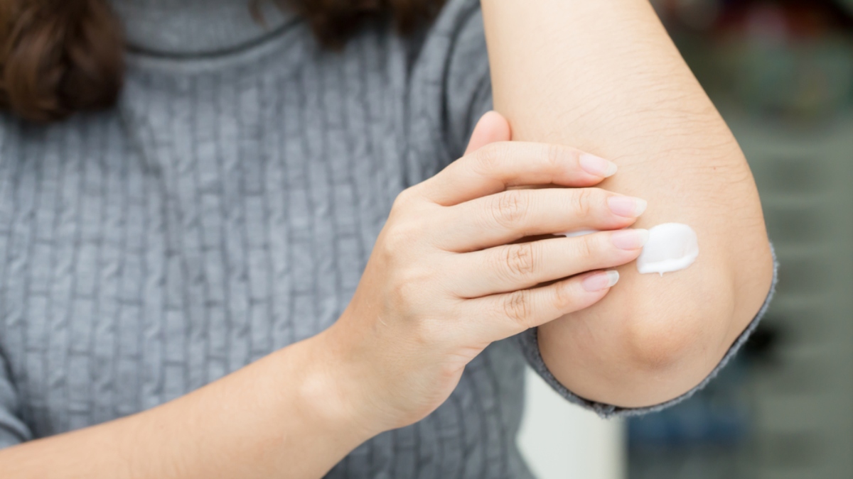 Por qué la piel de tus codos se irrita y qué puedes hacer al respecto ...