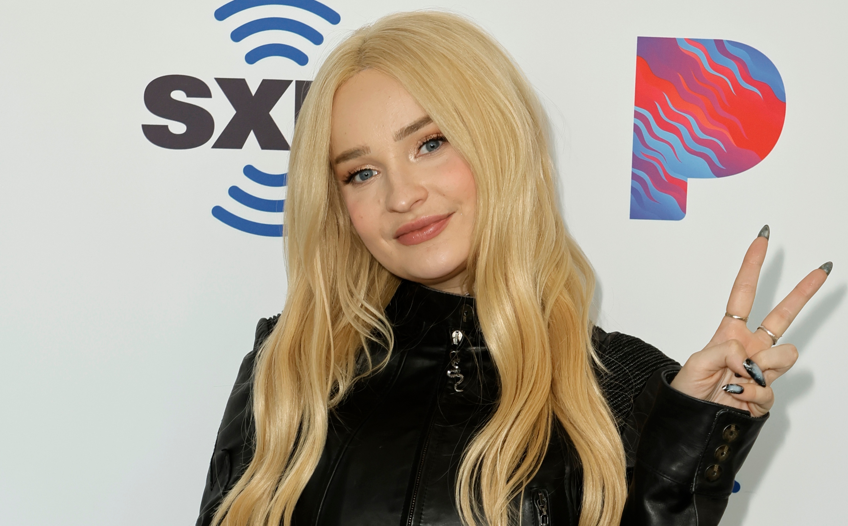 La cantante Kim Petras posa en bikini para la portada de la revista ...