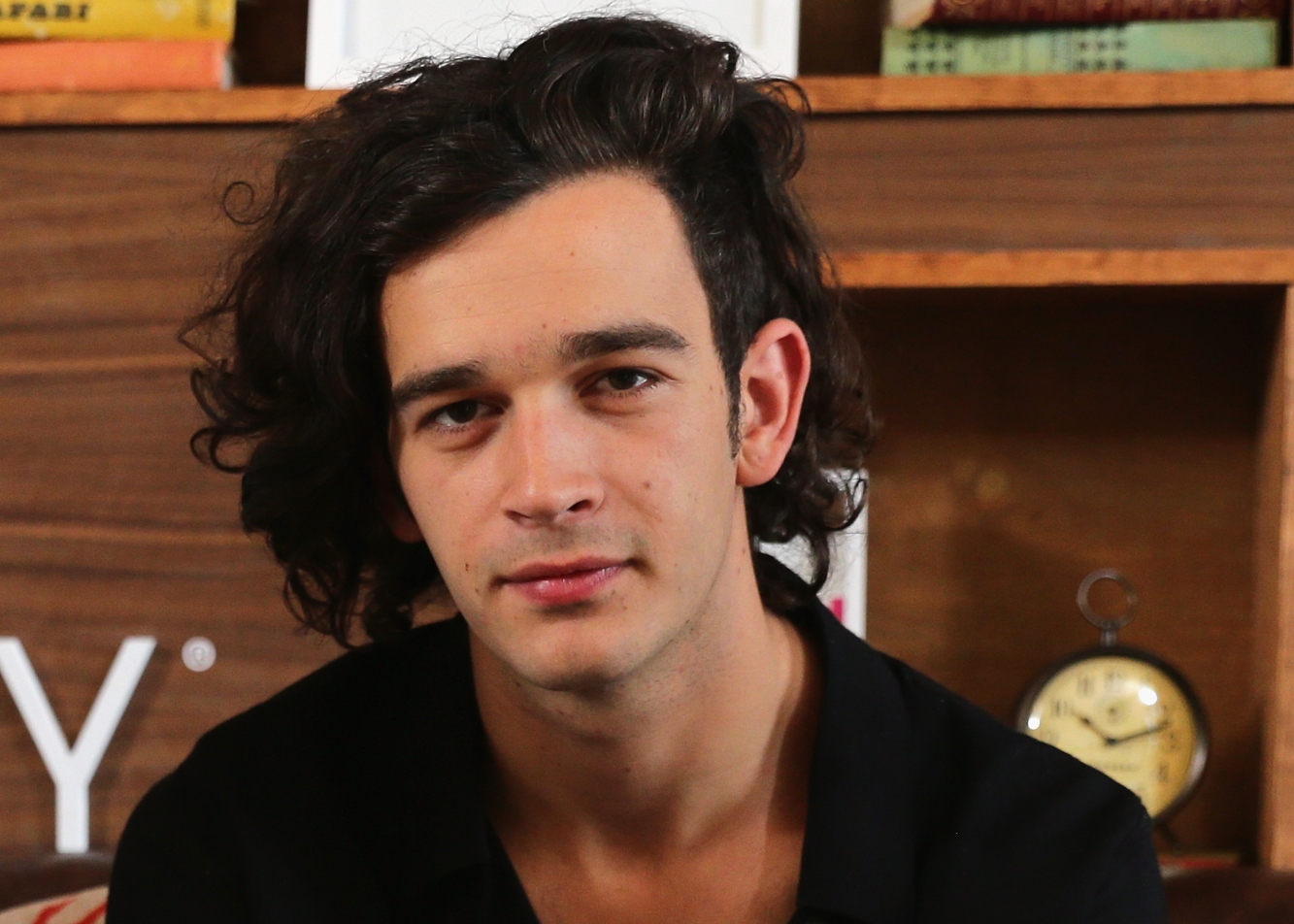 El cantante Matt Healy es criticado por apoyar comentarios racistas ...