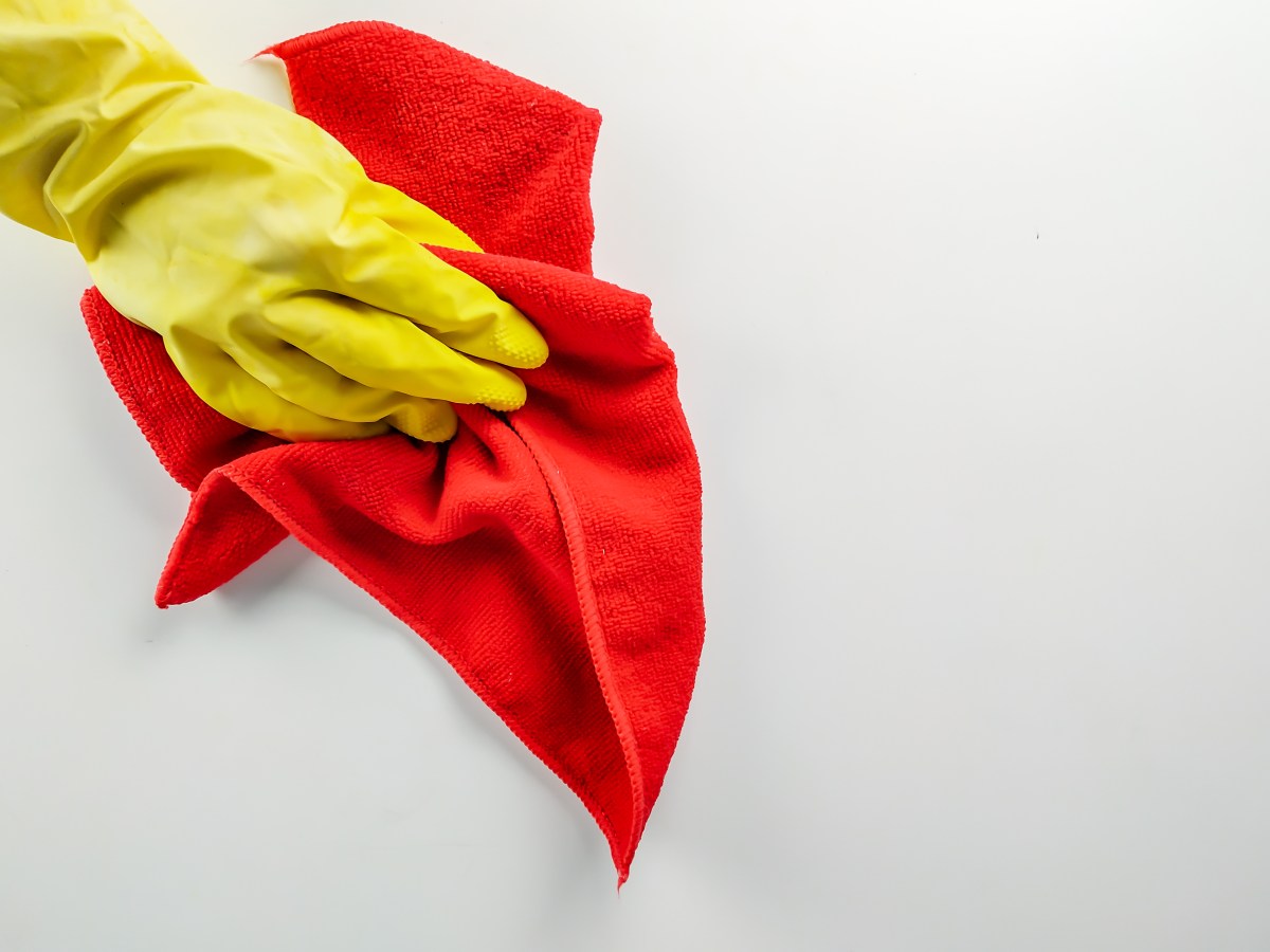 Ritual para eliminar envidias de la casa con un trapo rojo - La Opinión