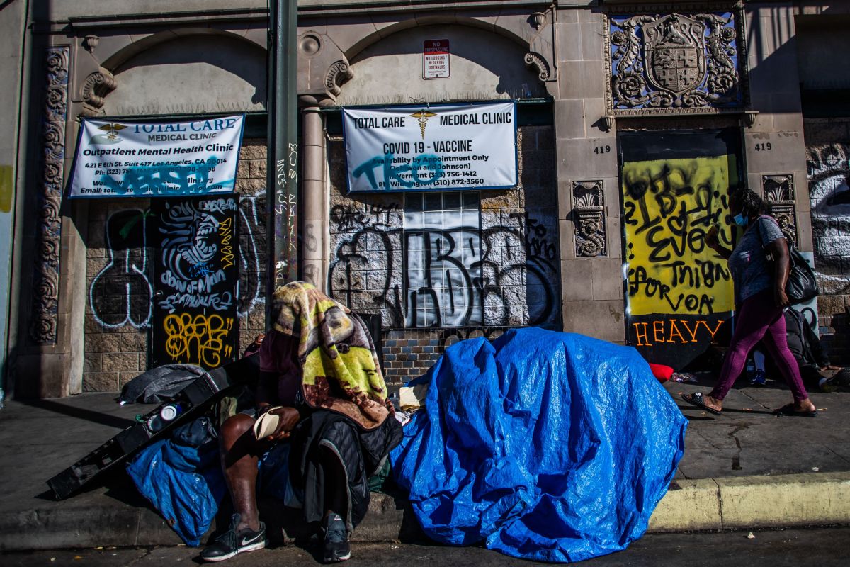 Campamento de indigentes en Chatsworth es retirado; personas sin hogar ...