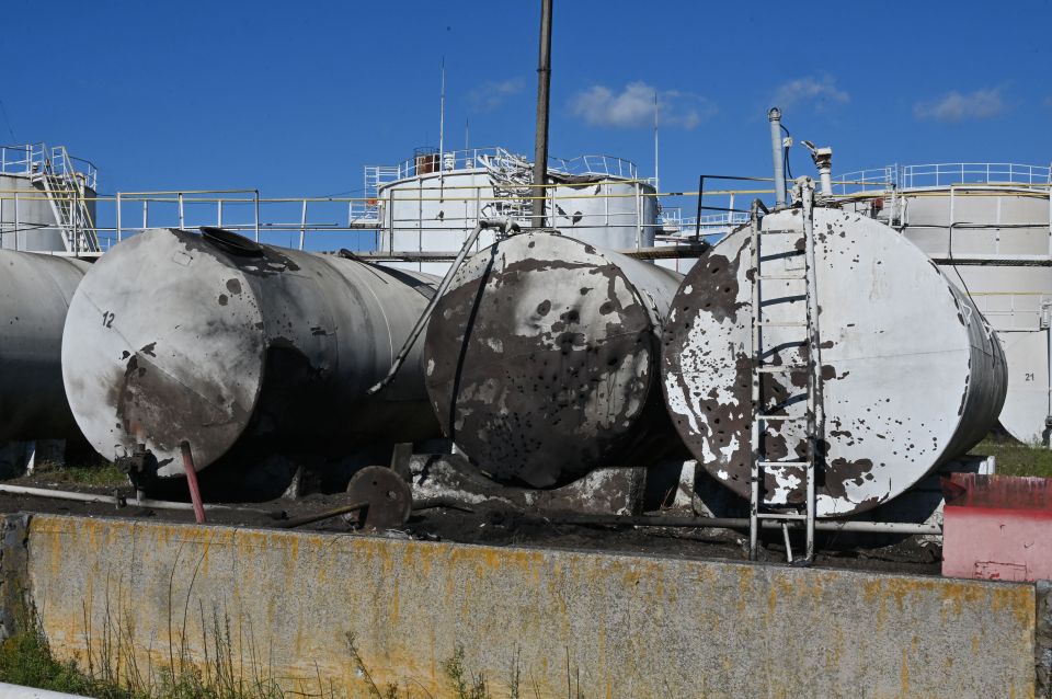 Un rayo provocó un incendio en una granja de tanques de petróleo en Luisiana - La Opinión