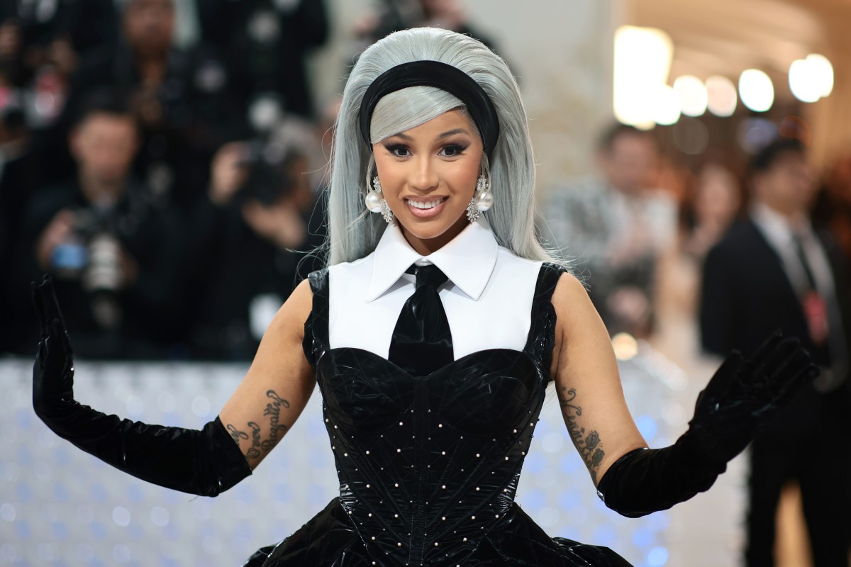 Con un diminuto body Cardi B muestra su voluptuosa retaguardia - La Opinión