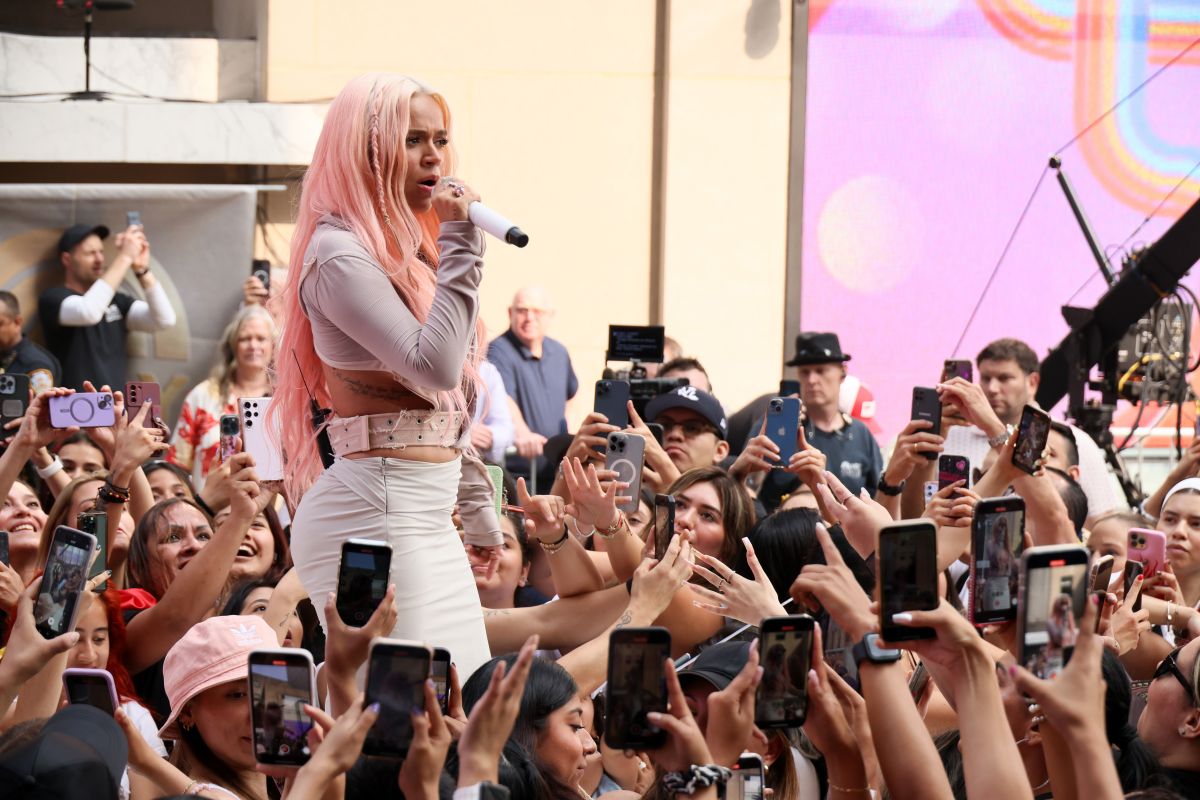 Karol G y el tierno gesto que tuvo con una fan durante su presentación ...