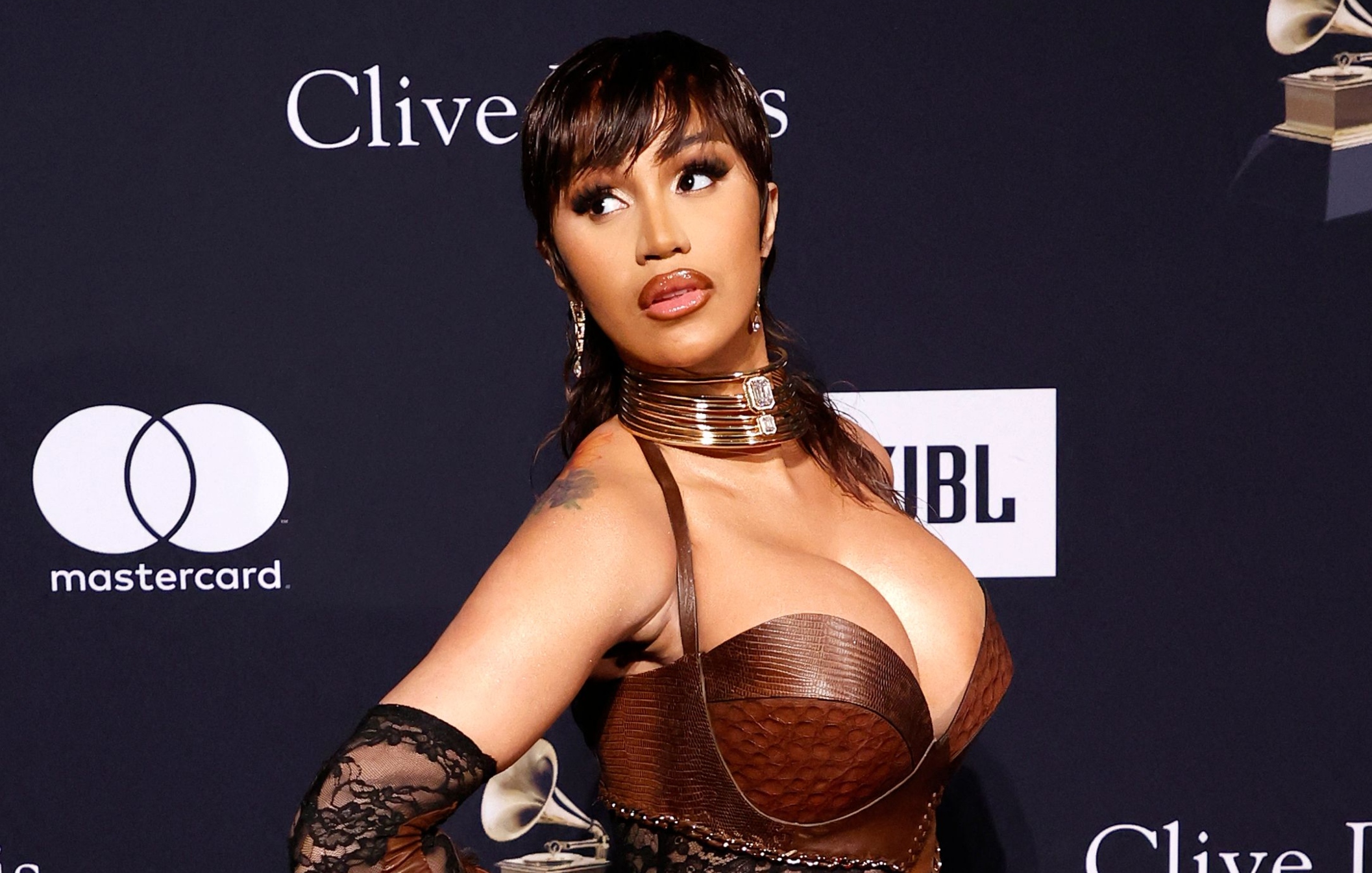 En ajustado enterizo Cardi B mueve su cuerpo al hacer un sensual ...