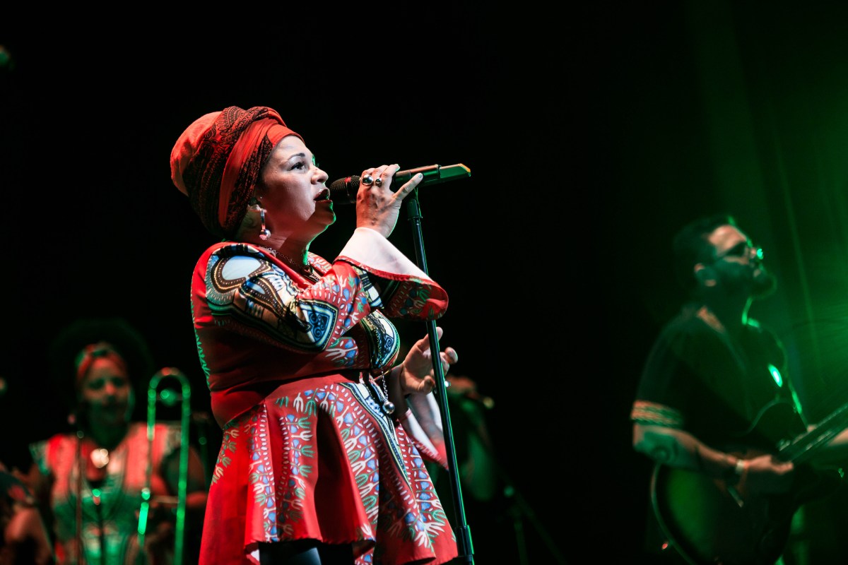 Con su rap, Telmary exige respeto - La Opinión