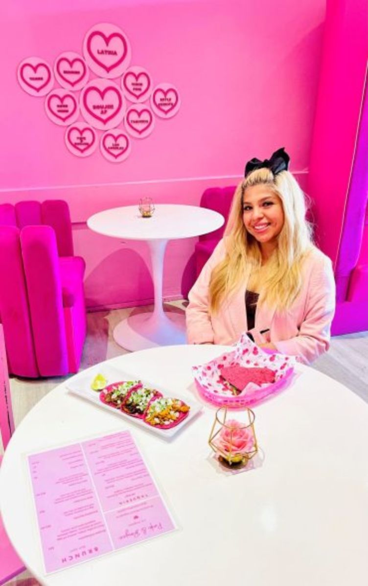 Vivimos en la era rosa y ‘Pink & Boujee’ es el lugar perfecto para ir por tacos - La Opinión