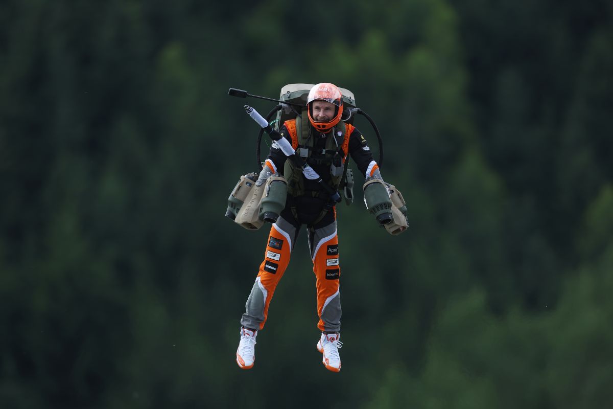 Hombre se estrelló tras sobrevolar la pista del GP de Austria con un jetpack [Video] - La Opinión