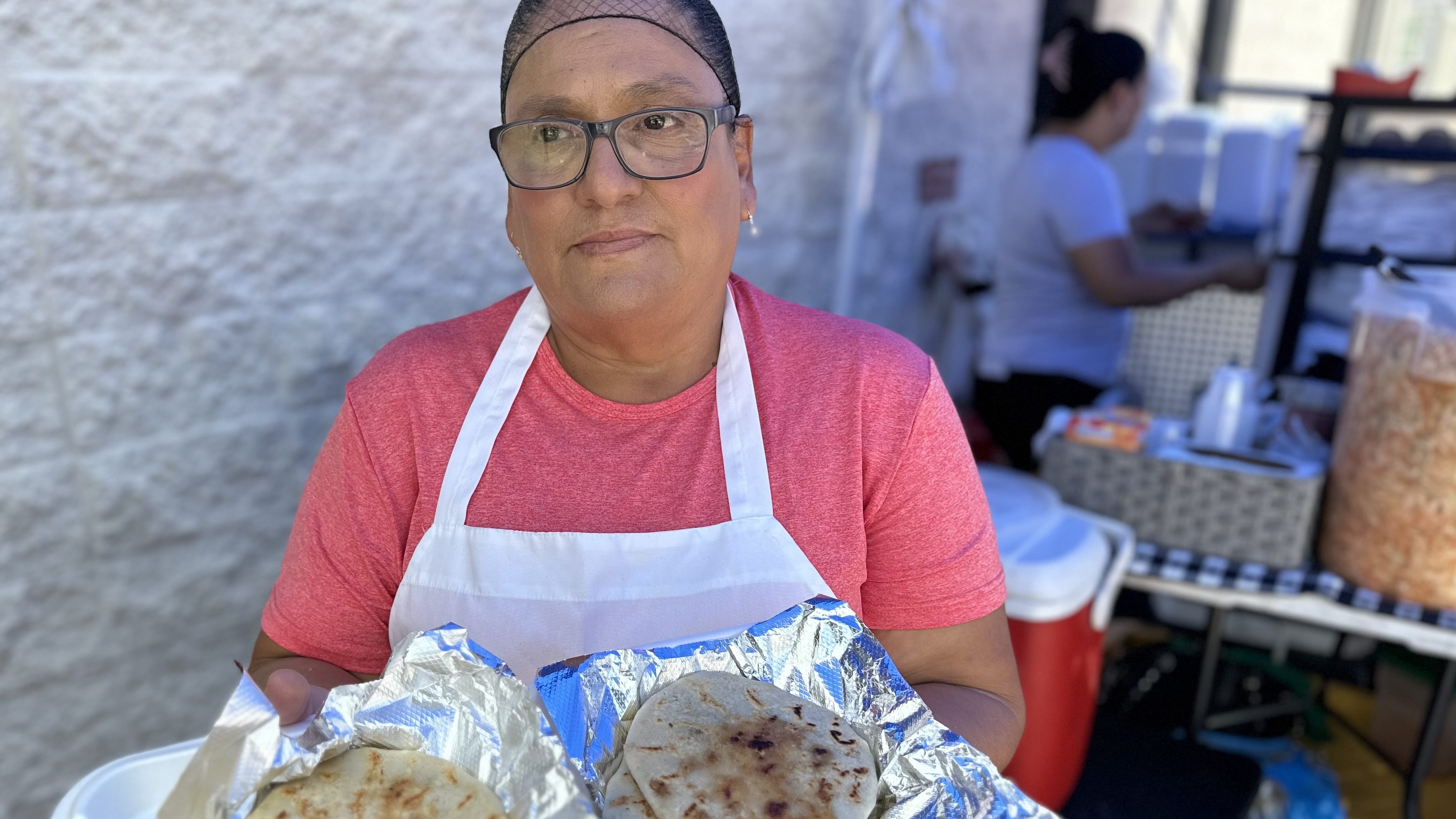 Familia salvadoreña se une para abrir puesto de pupusas en Glassell ...