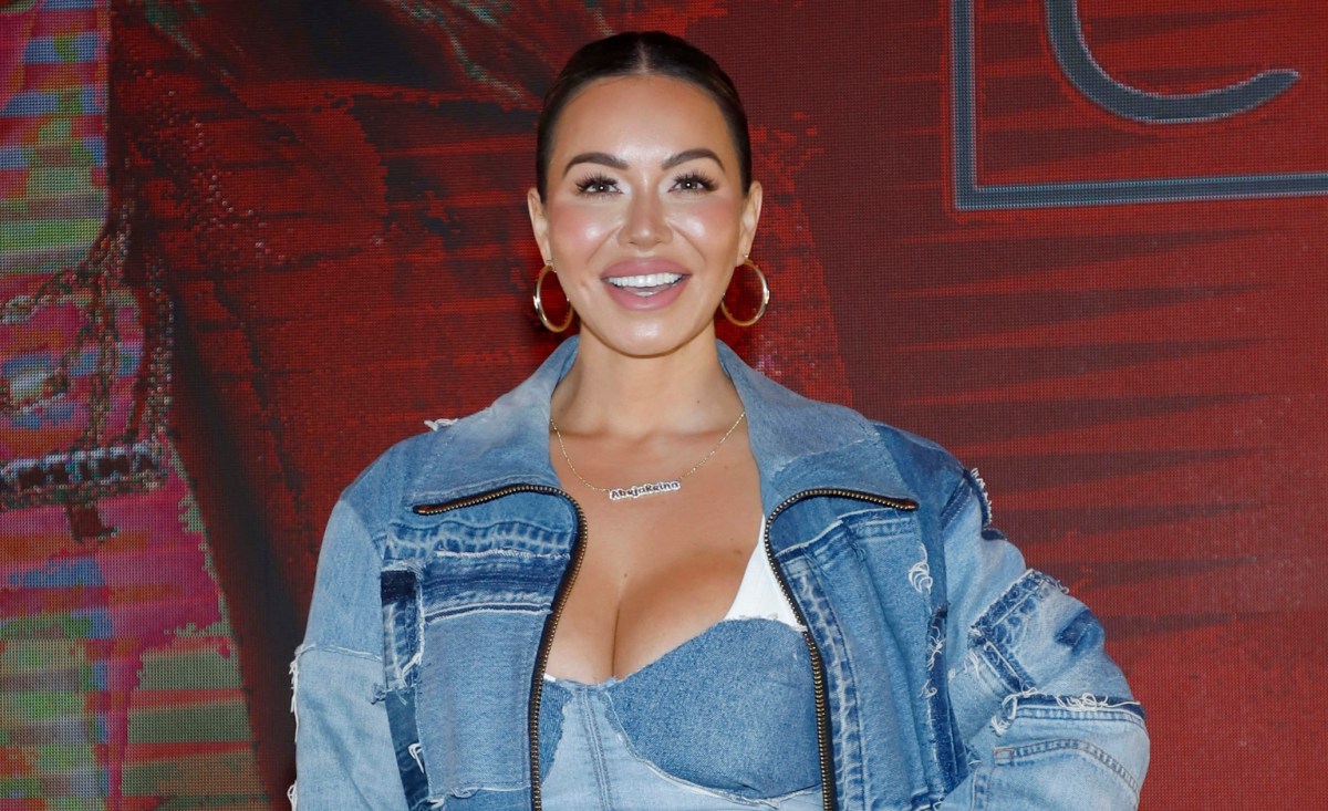 En Minibikini Rosa Chiquis Rivera Luce Sus Curvas Mientras Descansa En