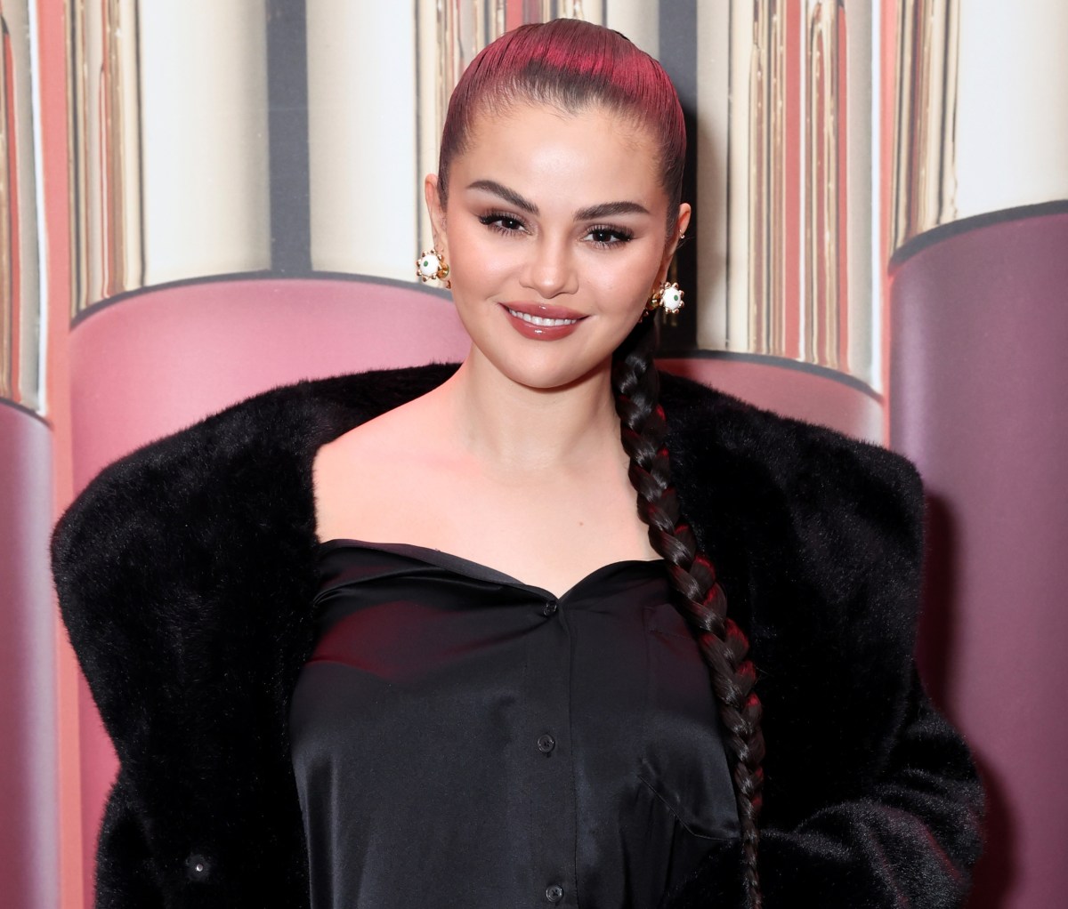 Selena Gomez lució sensual vestido rojo en su cumpleaños: perreó con Karol G y posó con Paris ...