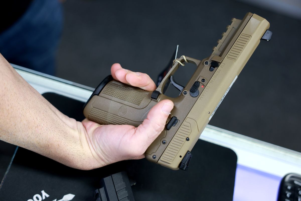 Arrestan A Hombre Después De Que Encontraran Una Pistola En La Mochila