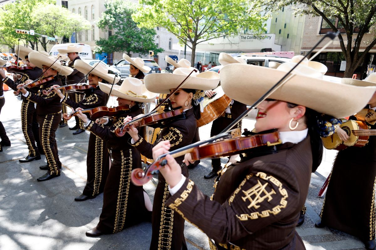 Mariachi femenil de Boyle Heights reúne fondos para asistir a festival ...