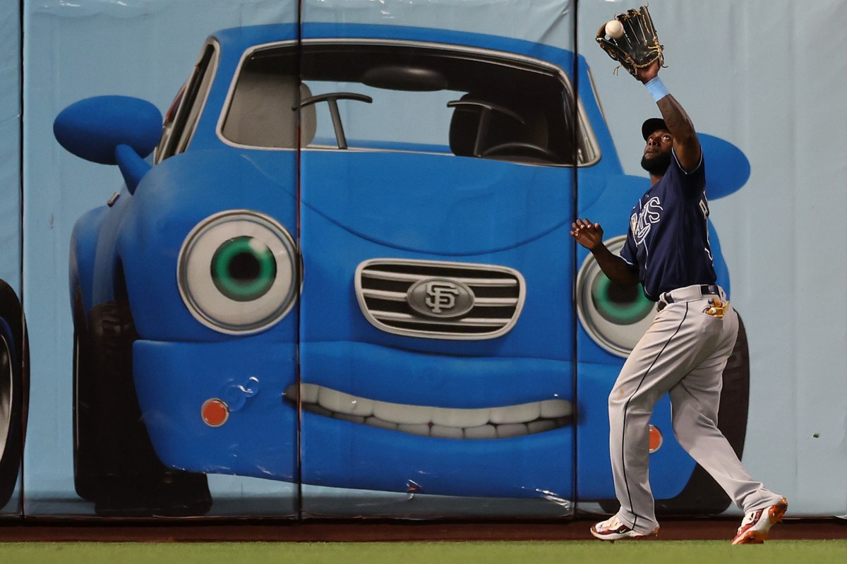 Randy Arozarena se golpea y cae sobre un fanático mexicano tras fallido ...