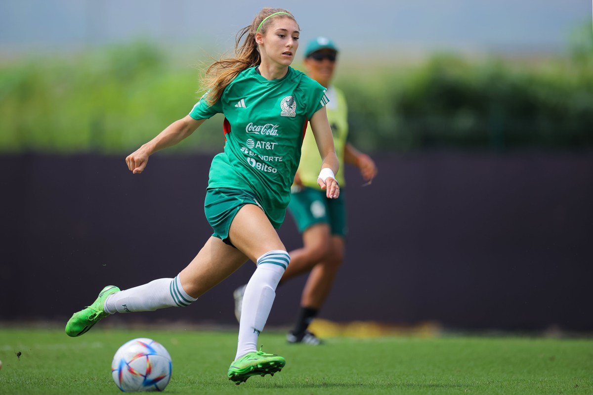 La mexicana Tatiana Flores presume sus shorts del Chelsea y buen estado ...