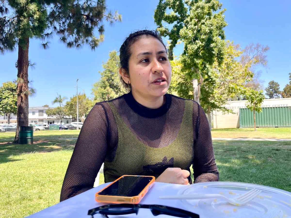 ‘Long Beach te abraza’, un mural que invita a la inclusión de todas las comunidades - La Opinión