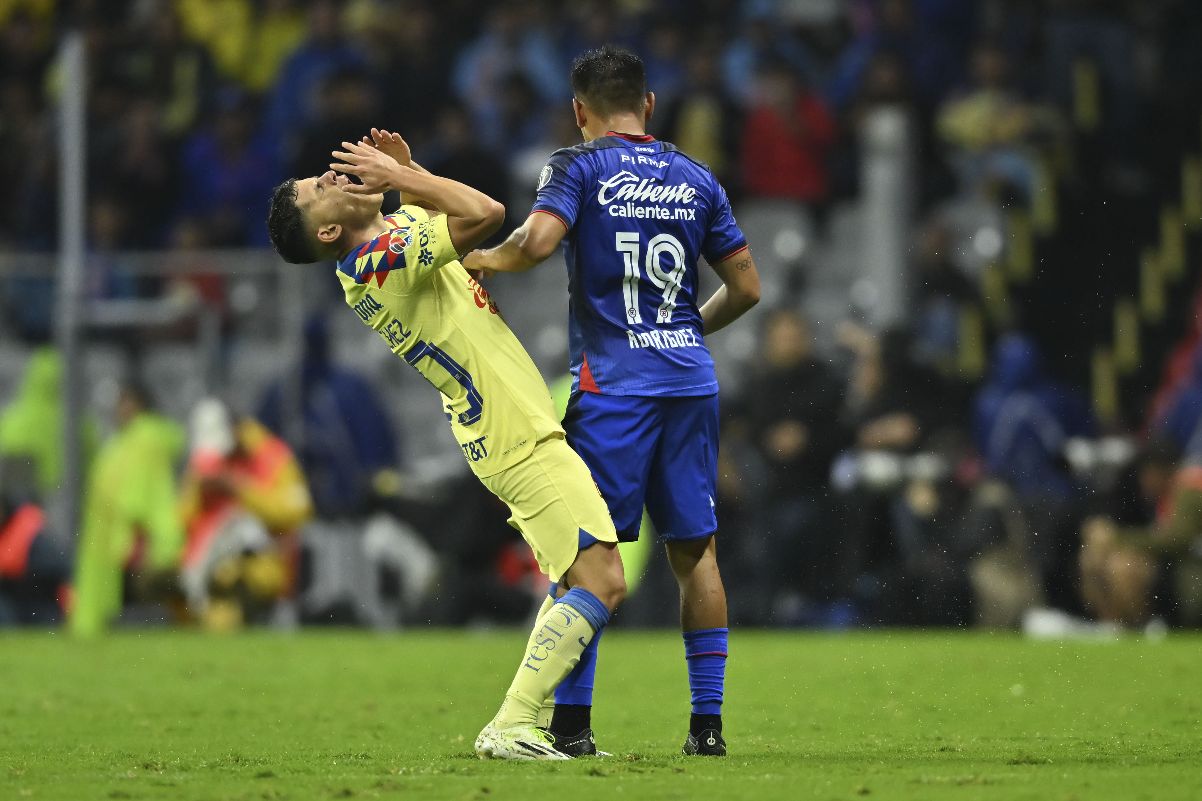 Club América anotó dos goles en tres minutos para derrotar a Cruz Azul ...