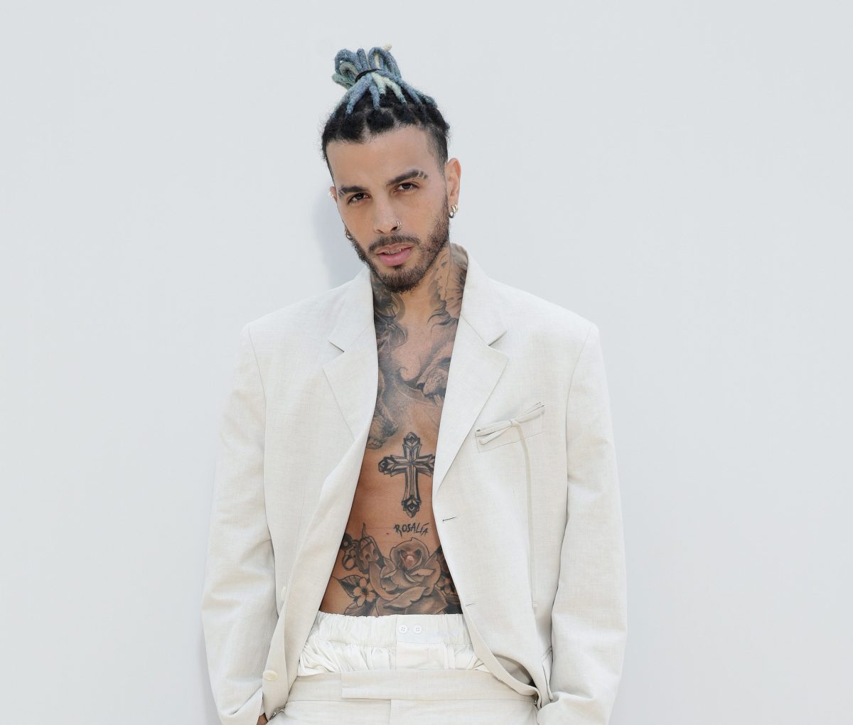 Rauw Alejandro toma el sol en calzones, se hace acompañar de un felino ...