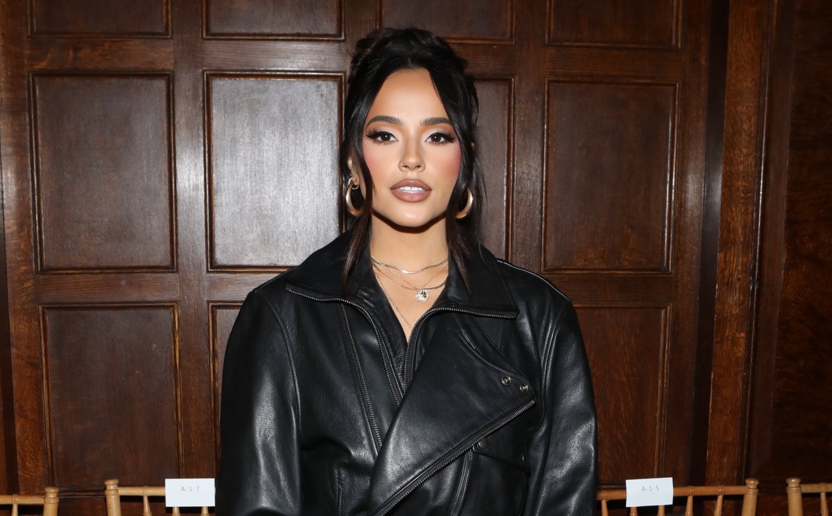 En ajustados leggings azules Becky G se muestra haciendo extenuantes ...