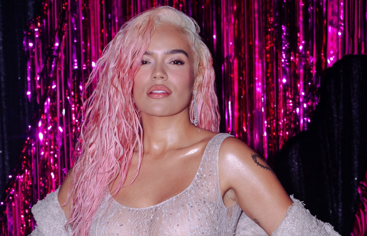 Karol G luce sus atributos al usar un bikini de hilos con estampado de su álbum "Mañana será ...