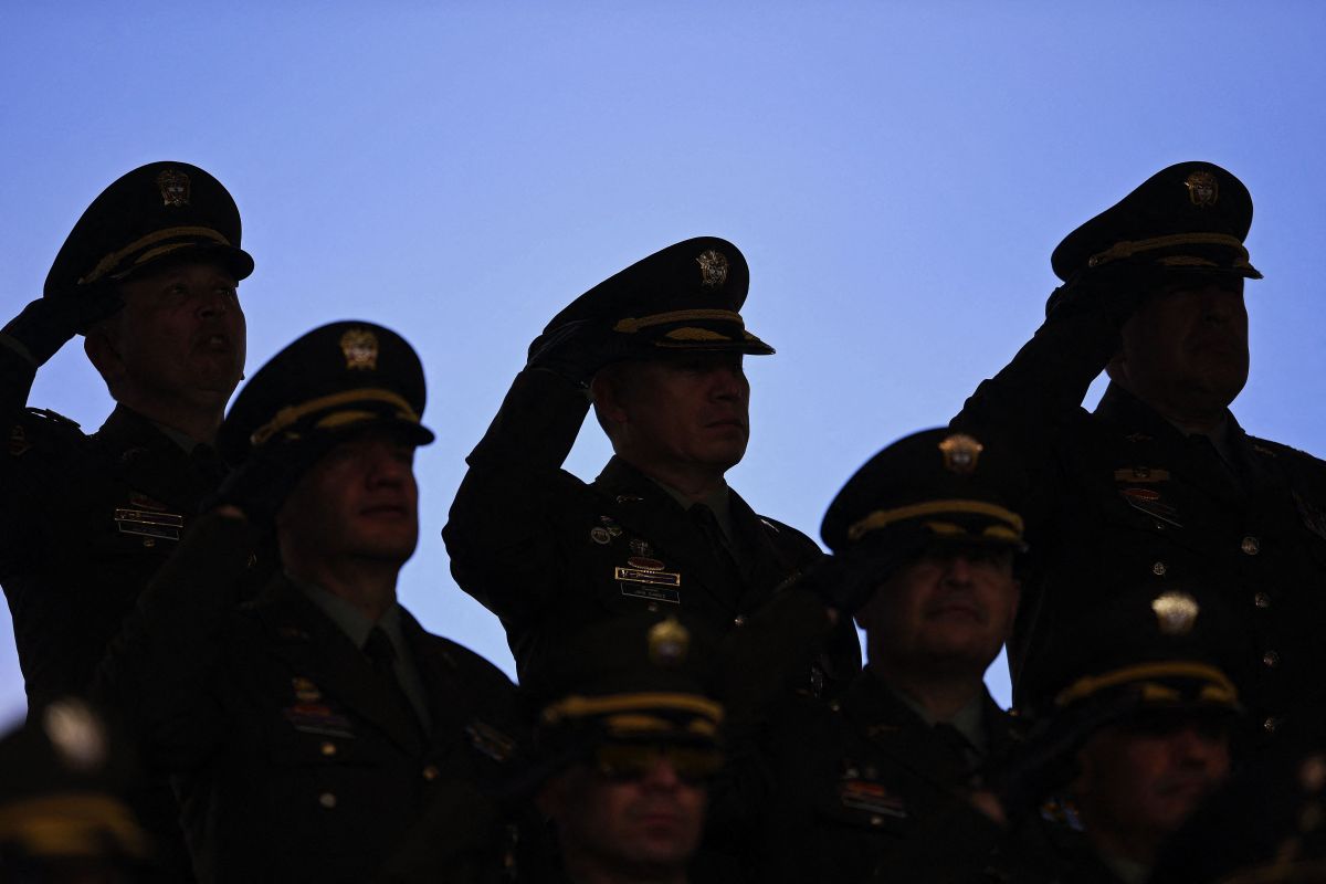 Manhattan Beach despide como héroe al oficial Chad Swanson, fallecido ...