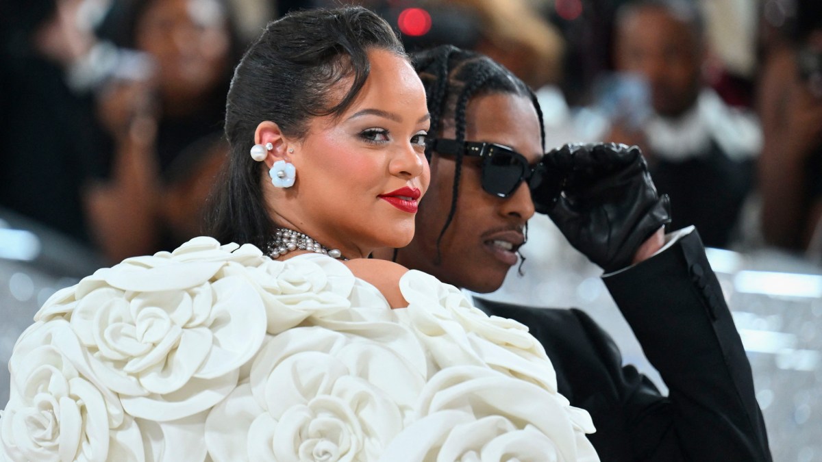 Rihanna y ASAP Rocky dejan ver su vida familiar tras dar la bienvenida ...