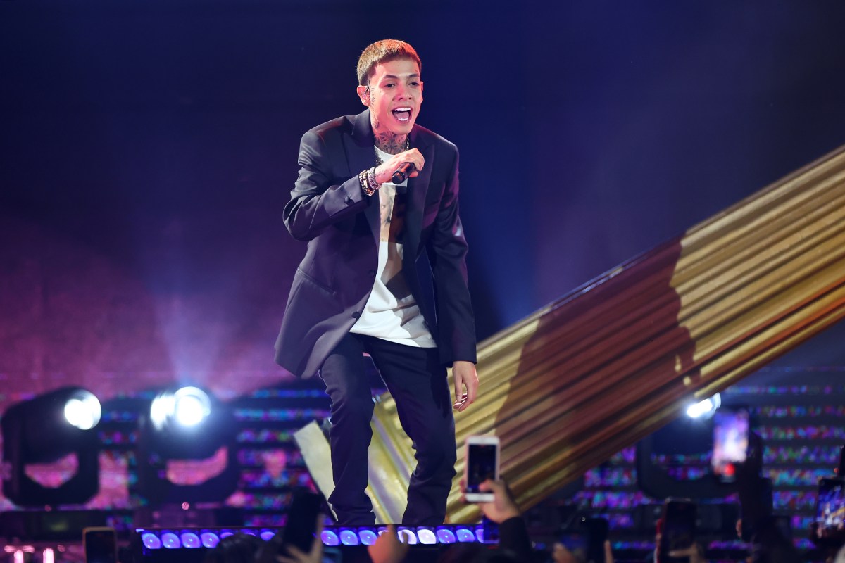 Natanael Cano sufre caída de un escenario en pleno concierto y el ...
