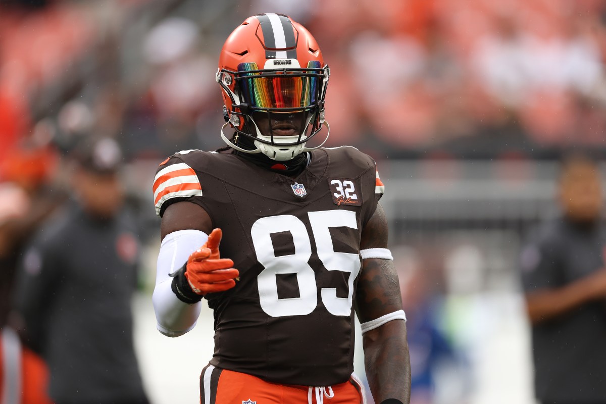 David Njoku llega con enigmática máscara al juego contra Ravens ...