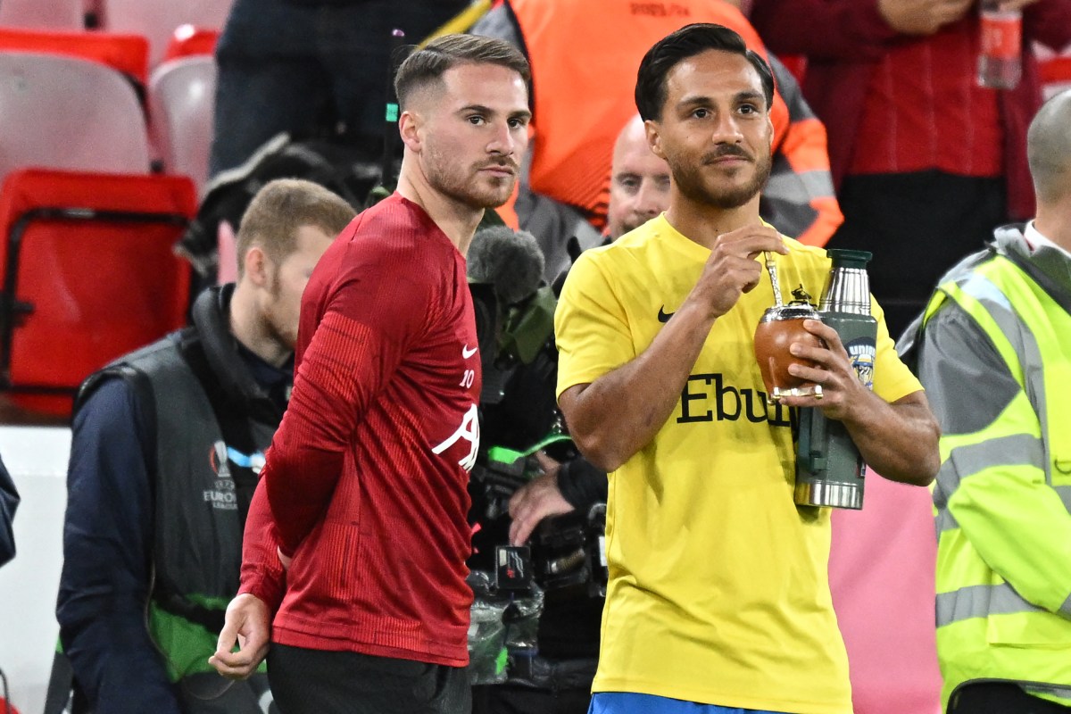 Los hermanos Kevin y Alexis Mac Allister comparten un mate antes de ...