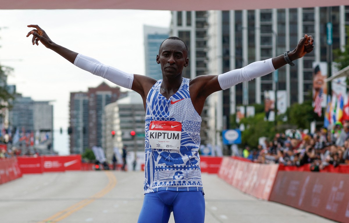Kelvin Kiptum, quien rompió el récord mundial de maratón en Chicago ...