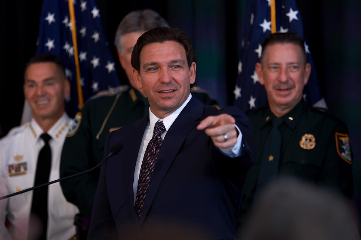 Equipo de Ron DeSantis presuntamente contrató aviones para enviarle ...