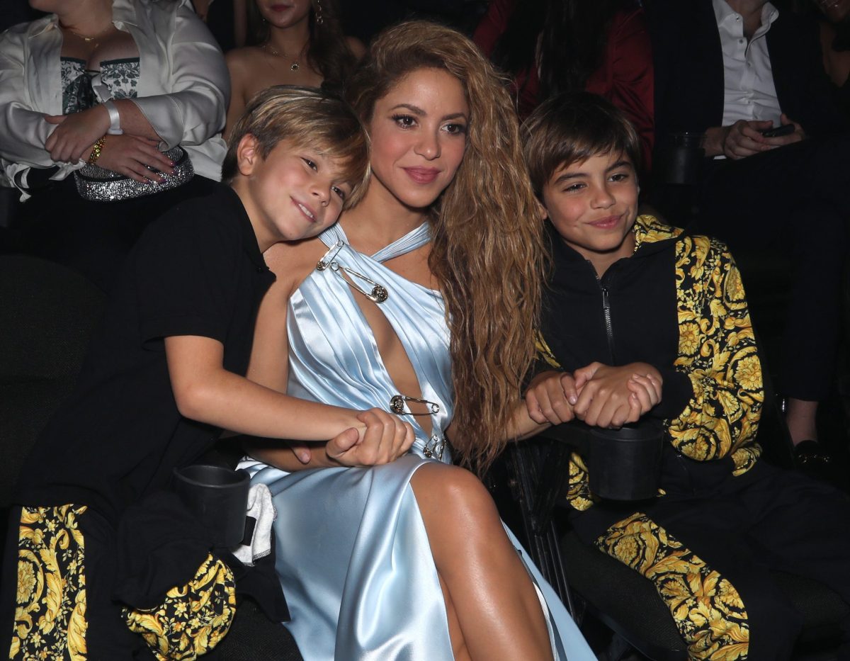 Shakira anda con galán detrás. Su círculo niega romance con productor ...