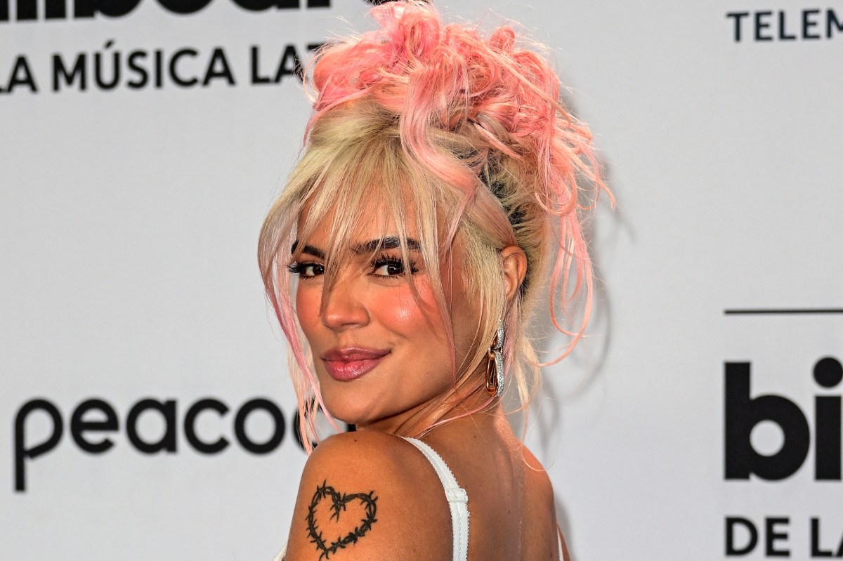 En microbikini negro Karol G luce su bronceado y hasta se toma una selfie - La Opinión