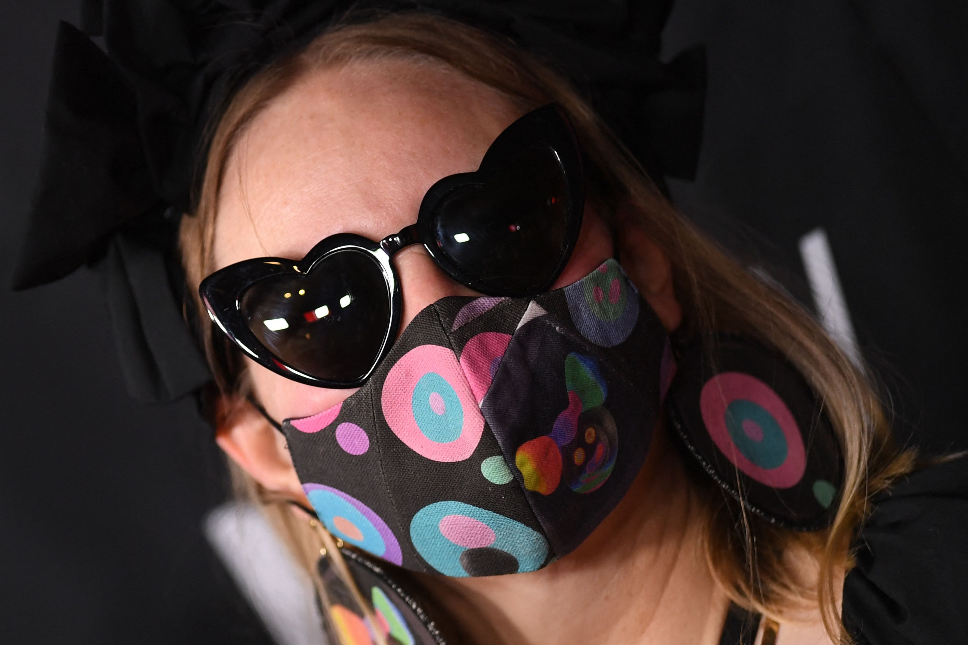 La cantante Sia revela que se operó el rostro y presume los resultados ...