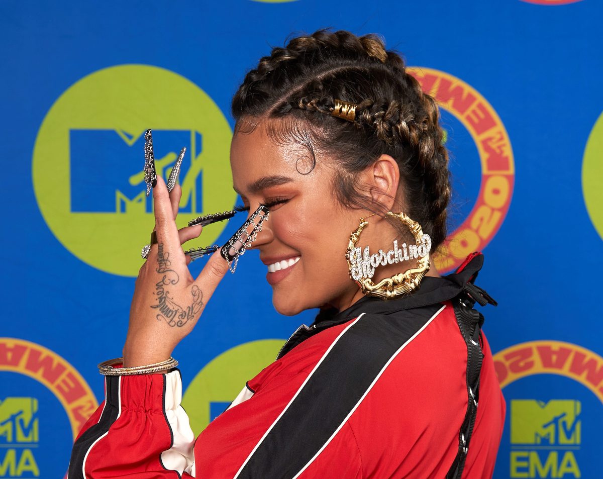 Así luce Karol G como "Carla" en su debut como actriz para la serie ...